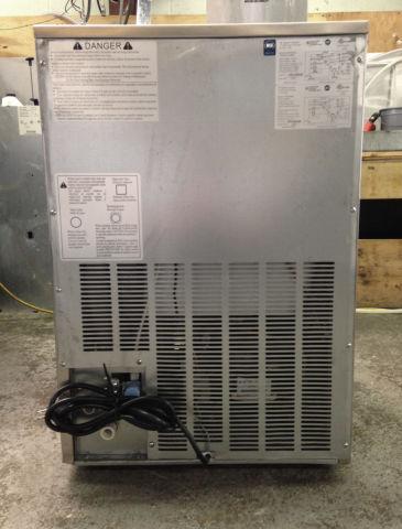 Norpole EWCIM90 Air cooled 90 lbs/day Ice Maker with Storage